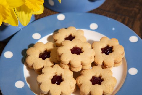 Easy Jammy Dodgers Recipe for Easy Homemade Biscuits | Thinly Spread